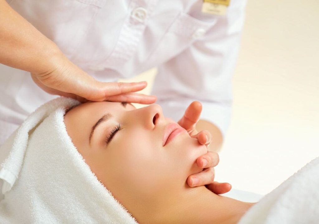 CUSTOM FACIAL BY CLARINS - Seven Chakras Boutique Spa